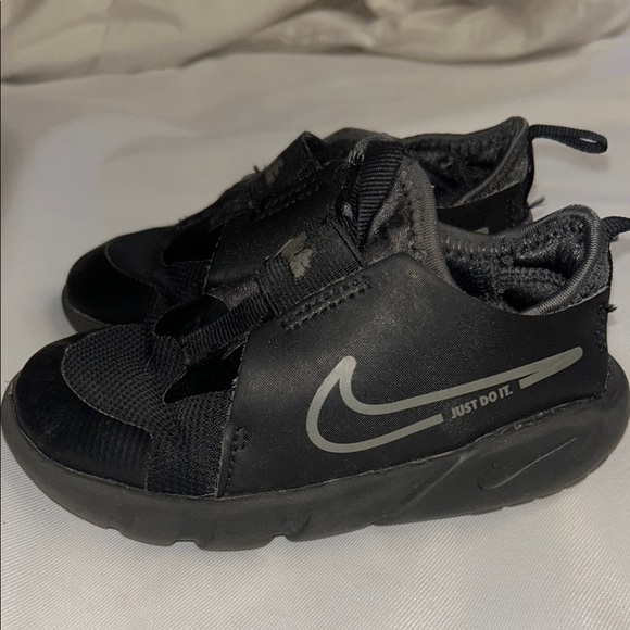 Nike | Shoes | Nike Black Sneakers With Cushioned Midsole And ...
